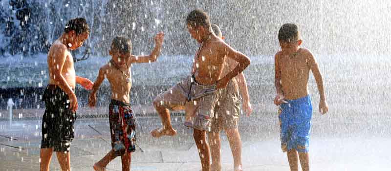 Main Hujan dan Efeknya untuk Anak - Holisticare